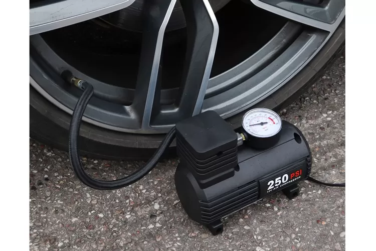 250PSI 12V Compact Analogue Air Compressor